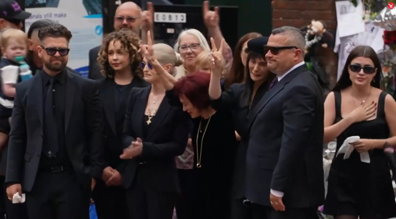 Катафалк Jaguar, толпы поклонников и горы цветов: Бирмингем простился с Оззи Осборном — EADaily ...