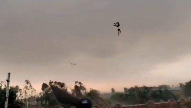 In India, the wind lifted a man to a height of 50 meters: video ...